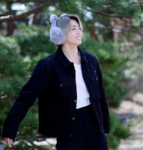 Bts Community Posts グゥちゃんおはよ〜☀️ 今日は一段と冷えてるよー🥶 その、あったかそうな耳当てと上着を私に貸して