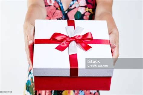 젊고 아름 다운 여자 선물 상자를 들고 25 29세에 대한 스톡 사진 및 기타 이미지 25 29세 관능 귀여운 Istock