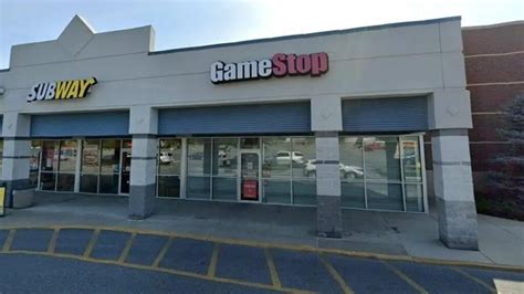 Gamestop Dipendente Neo Assunto Viene Lasciato Da Solo In Negozio Si