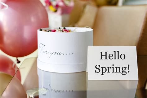 꽃 상자와 흰색 카드에 텍스트 안녕하세요 봄 분홍색 장미 꽃과 당신을 위해 텍스트 흰색 모자 라운드 상자 핑크와 골드 축제 풍선 0명에 대한 스톡 사진 및 기타 이미지