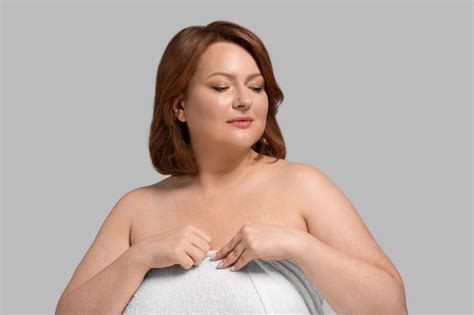 스튜디오에서 포즈를 취하는 전면 보기 플러스 사이즈 모델 무료 사진