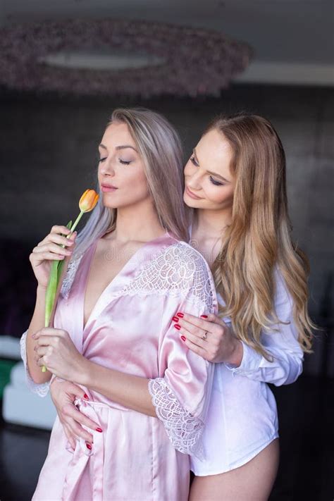 闻着郁金香室内香的年轻女同性恋 库存图片 图片 包括有 夫妇 性别 气味 转移 郁金香 奇怪 168093623