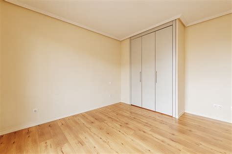 하얀 문 크림색으로 칠해진 벽 석고 몰딩 천장이 있는 맞춤형 목재 캐비닛이 있는 아름다운 밝은 소나무 나무 바닥이 있는