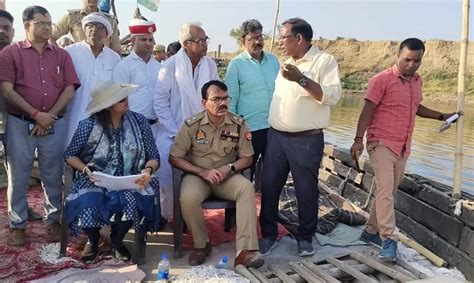 बाढ़ प्रभावित क्षेत्रों का डीएम व एसपी ने नाव से किया निरीक्षण City