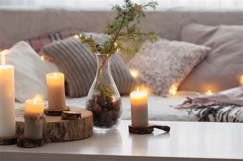 격자 무늬와 베개와 소파의 배경에 대한 흰색 테이블에 촛불의 구성 아늑한 홈 컨셉 0명에 대한 스톡 사진 및 기타 이미지 0명 가을 가정의 방 Istock