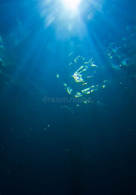 Unter Wasser Stockfoto Bild Von Tageslicht Wasser Strahlen 8575330