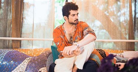 Bigg Boss Ott Raqesh Bapat Has A Breakdown After Pratik Sehajpal Calls
