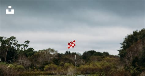 골프 코스의 빨간색과 흰색 체크 무늬 깃발 사진 Unsplash의 무료 골프 이미지