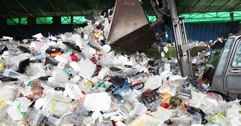 환경의 날 가득 쌓인 재활용 쓰레기