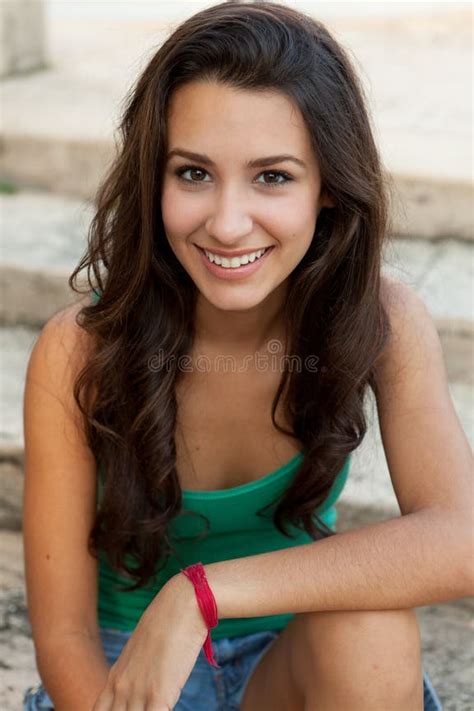 Mujer Joven Hermosa Foto De Archivo Imagen De Atractivo 21342070