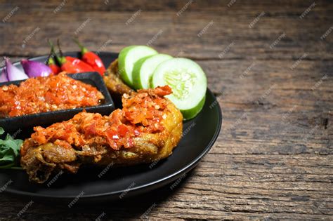 Ayam Geprek Sambal 인도네시아 음식 또는 Geprek 프라이드 치킨과 삼발 핫 칠리 소스를 곁들인 밥 프리미엄 사진