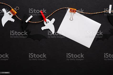 검은 배경에 클립에 유령 박쥐 빈 종이 카드와 할로윈 구성 할로윈 파티 초대 카드 모형 플랫 레이 상단 보기 복사 공간 귀신에