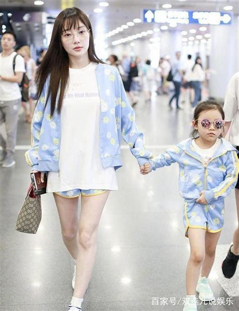 李小璐真敢穿，裙子太紧露出羞人三角区，网友：简直辣眼睛！
