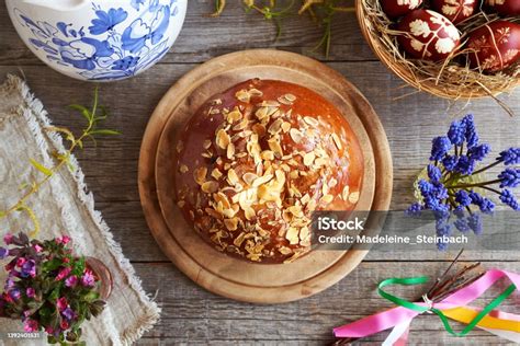 Mazanec 봄 꽃 부활절 달걀 및 Pomlazka라고 불리는 채찍이있는 전통적인 체코 달콤한 부활절 과자 0명에 대한 스톡