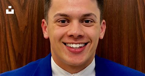 Foto Hombre En Traje Azul Sonriendo Imagen Azul Gratis En Unsplash