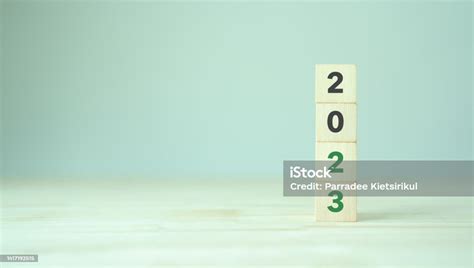 새해 복 많이 받으세요 2023 새해부터 시작 2023은 똑똑한 배경을 가진 나무 큐브에 쓰여졌습니다 녹색 사업 2023 년