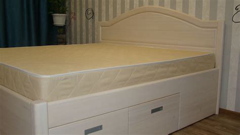 Кровати из дерева