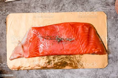 금 보드와 회색 슬레이트 배경 야생 대서양 물고기에 원시 연어 필레 오메가3 0명에 대한 스톡 사진 및 기타 이미지 0명 개념 건강한 생활방식 Istock