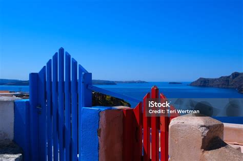 푸른 에게 해를 내려다 보는 풍경 건물 집 교회 골목 길 이아 산토리니 그리스의 문과 문 0명에 대한 스톡 사진 및 기타 이미지 Istock