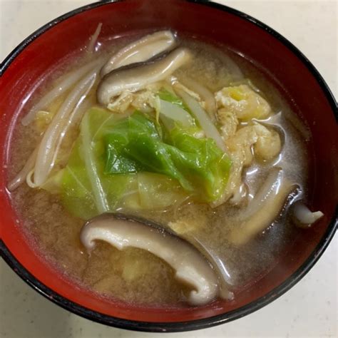 黄金の組合せ！キャベツと油揚げのお味噌汁 By クック茶々茶 【クックパッド】 簡単おいしいみんなのレシピが350万品