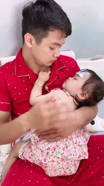 闺女半夜发烧反反复复，一直哭闹，连我这个亲妈都不要，抱上大哭不停，只有爸爸这样抱着就秒睡了父女日常 爸爸带娃 爸爸的小情人 骗你生女儿