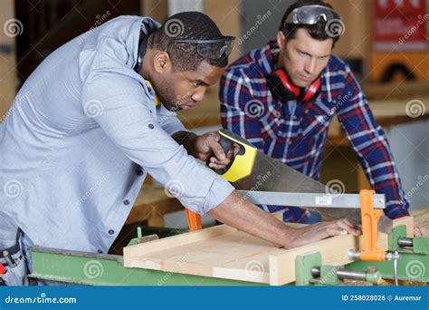 Homens Usando Serra Manual Para Cortar Madeira Em Uma Loja De Madeira