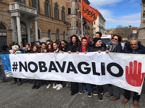 Fnsi No Alla Legge Bavaglio Una Passeggiata Davanti Ai Palazzi Del