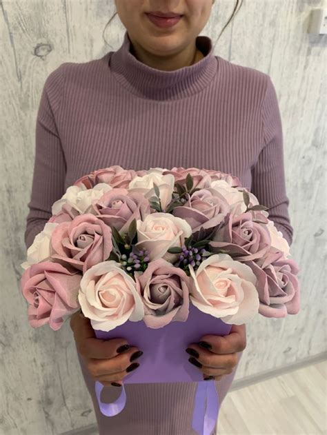 Букет в шляпной коробке Букет Простые цветочные композиции Цветочные композиции