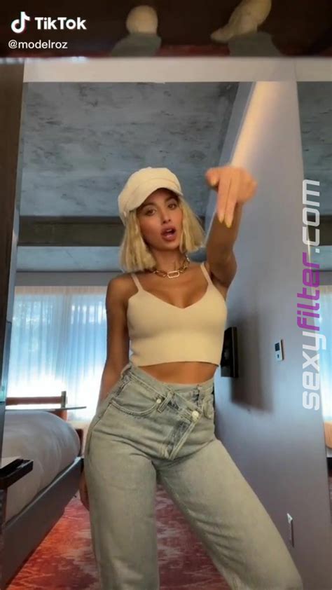 Sweetie Rawan Abdullah Abuzaid Shows Cleavage In White Crop Top