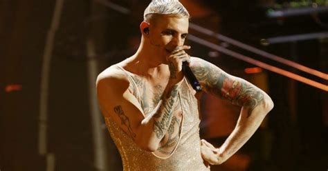 Festival di Sanremo Achille Lauro resta quasi nudo sul palco dell Ariston ecco cosa c è