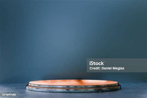 3d 일러스트레이션 제품 프레젠테이션을 위한 빈 원통형 디스플레이 스테이지입니다 0명에 대한 스톡 사진 및 기타 이미지 0명 3차원 형태 검은색 Istock