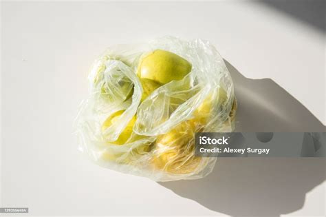 하얀 테이블 위의 비닐 봉지에 담긴 신선한 사과 상단보기 평평한 누워 가방에 대한 스톡 사진 및 기타 이미지 가방 과일