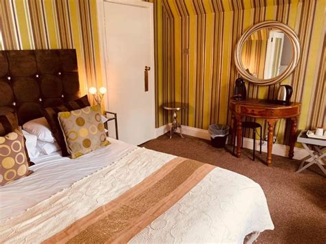 Basic Double Room Commodore Hotel