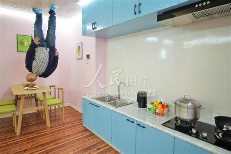 山东烟台： 颠倒博物馆”里体验 飞檐走壁” 人民图片网