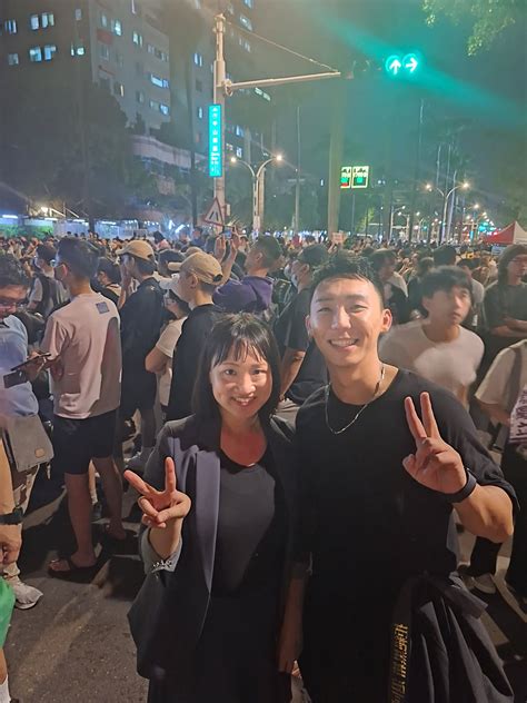 剛剛腳痠了坐在路邊，突然被志工塞了濕紙巾，還交代了一句：國昌不落地喔！國昌不落地喔！ 友：她在說什麼啊？ 我：垃圾不落地啦！ 台灣人，真的好可愛呀🫶🫶🫶