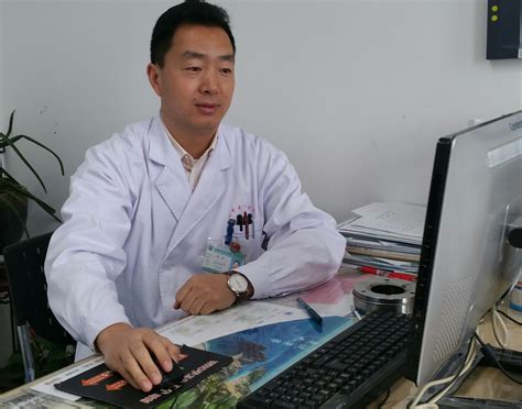 坚持中西医并重，传承发展中医药事业。