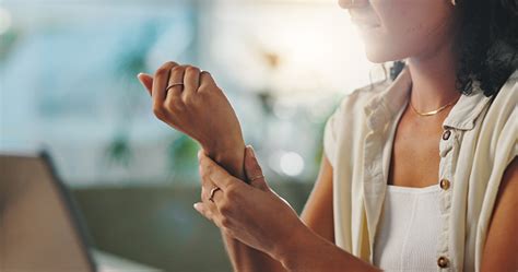 손 손목 통증 재택 원격 근무로 인한 컴퓨터 프로젝트 마감일로 인한 부상 및 번아웃 아파트에서 통증 완화를 위한 마사지로 사람 걱정 및 관절통 관절염 또는 손목 터널 통증