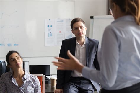 세미나에서 비즈니스 코치를 듣는 다양한 밀레니엄 세대 직원 듣기에 대한 스톡 사진 및 기타 이미지 듣기 전문 기술 개발 Istock