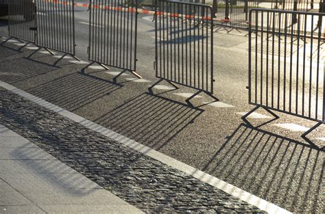 배경 화면 그림자 벽 강철 금속 울타리 폴란드 바르샤바 보도 아스팔트 콘크리트 하부 구조 각도 난간 빛 선 Hff 망사 도시 지역 노면