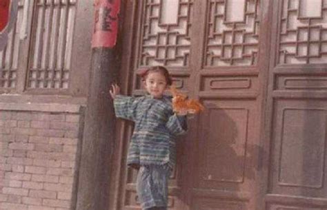 15年前，誰還記得為劉亦菲打傘的小女孩？如今比劉亦菲還要火