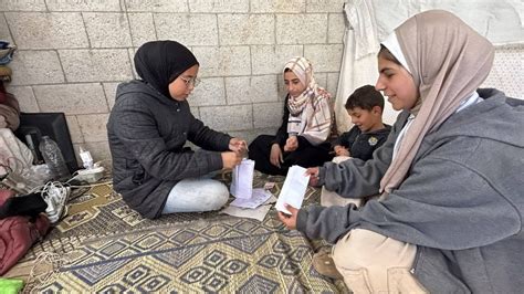 زينة من أوراق الدفاتر المدرسية فلسطينيات يتمسكن بالبهجة في رمضان