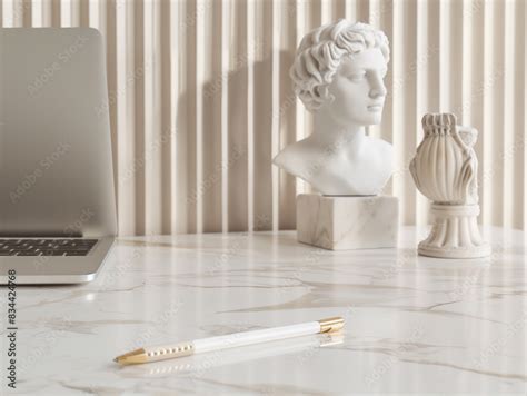 현대 패션 편집자 사무실 노트북과 펜이 있는 흰색 책상 밝은 은색과 베이지색 황동 대리석 늑골 클로즈업 디테일 그리스 조각 액센트 중성 색상 균형과 대칭