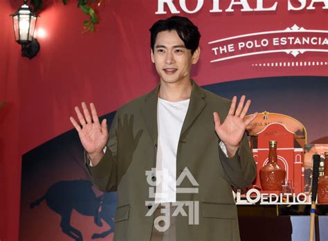 [hs포토] 로얄샬루트 21년 에스텐시아 폴로 에디션 출시 행사 참석한 배우 유태오