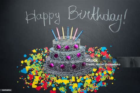 색종이와 보드와 행복 한 생일을 비문에 그려진된 분필 초 케이크 위에서 보기 놀라움에 대한 스톡 사진 및 기타 이미지 놀라움