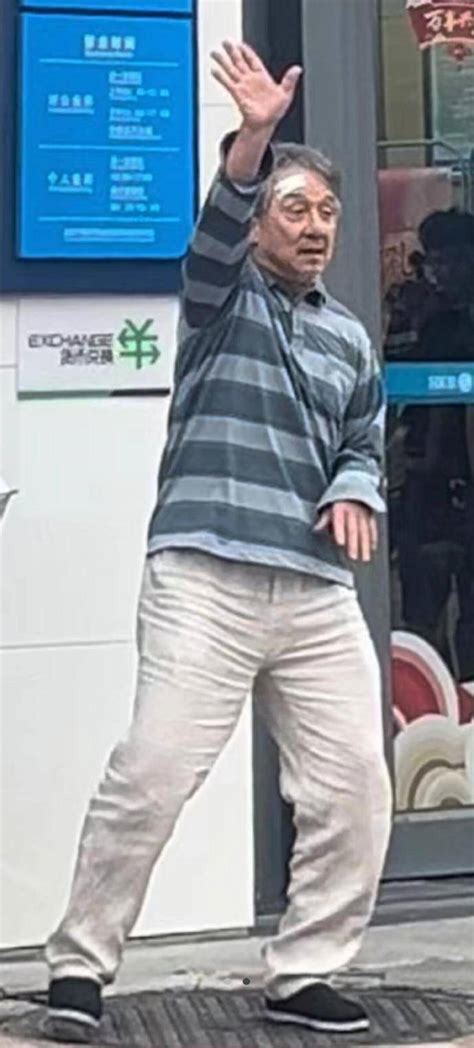 70岁的成龙现身片场 满头白发仍坚持拍动作戏 搜狐大视野 搜狐新闻