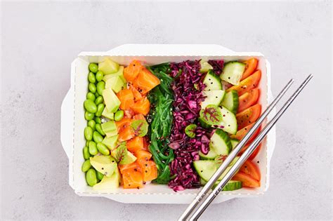 송어 아보카도 야채 콩 마이크로 그린 매운 폰즈 소스를 곁들인 찌개 그릇 생선과 하와이 다이어트 음식 식사 식품 및 음료에 대한