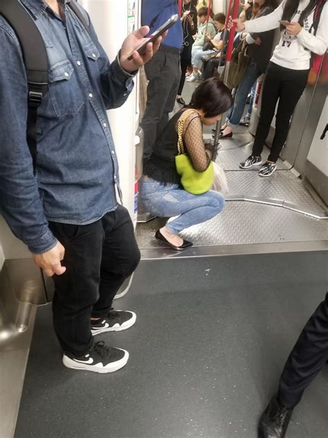 估唔到日光日白都有人可以旁若無人踎喺地鐵入面屙尿 香港高登討論區