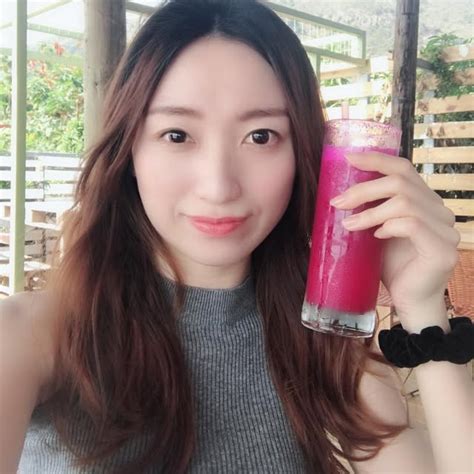 新生兒的東西似乎都不用太早買 寶寶才出生10幾天時已經會抬頭 偶爾有翻身預備動作 那這樣蝴蝶包巾看起來也用不了多久⋯ 目前有兩條ltd Nb，還沒出月中連用都還沒用過呢⋯