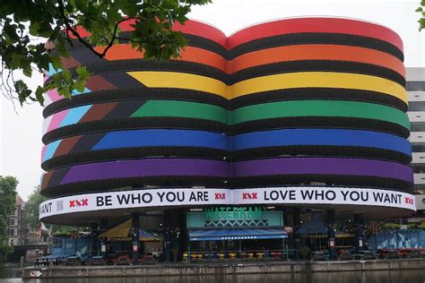 Roze Kwaku Bij Waterkant Op Eerste Dag Queer En Pride Amsterdam Vrije
