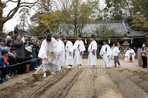 鏡作神社 おんだ祭 畦こね 奈良県 磯城郡 244588811 の写真素材 アフロ